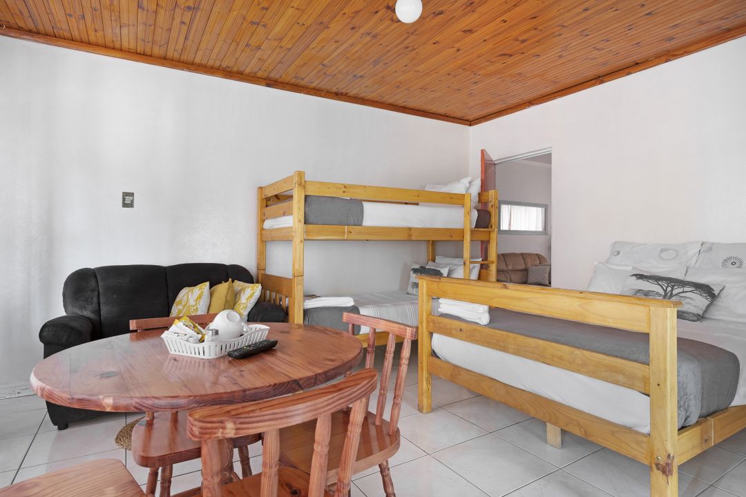 25 Jacaranda Lodge & Backpackers