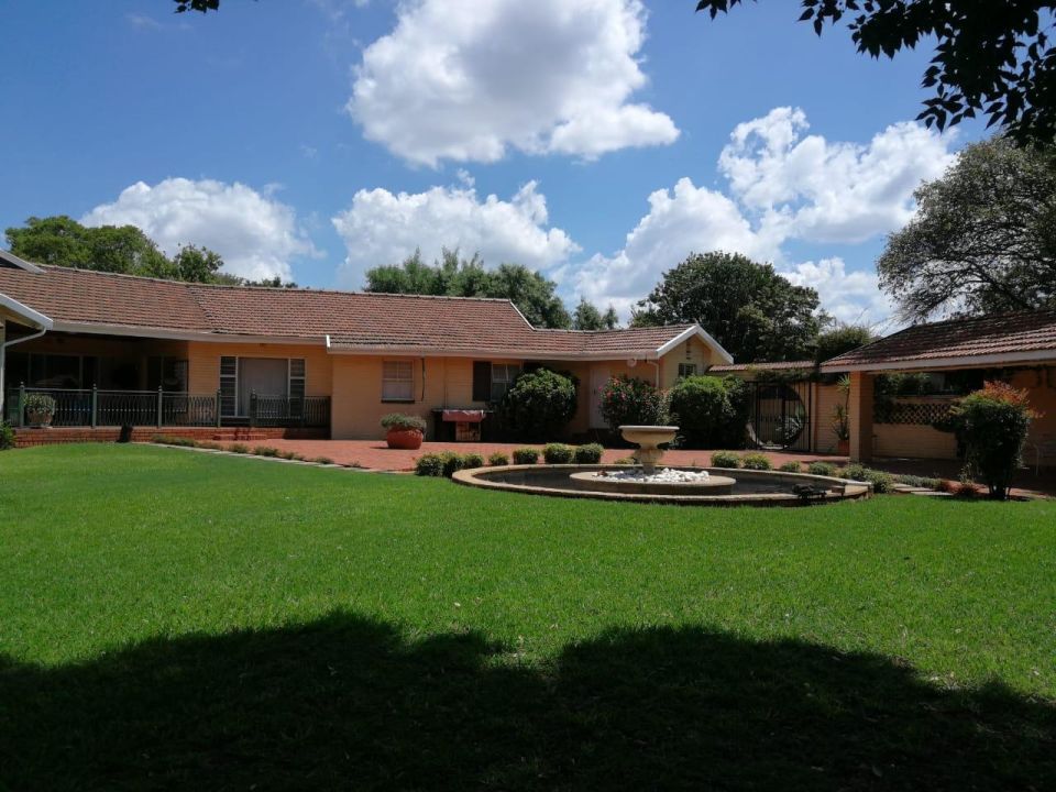 Royal Highness Lux Guesthouse - Carletonville